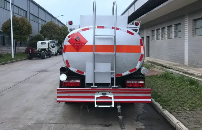 Dongfeng 4000 Liters Fuel Refueling Truck with Oil Pump and Filling Gun
