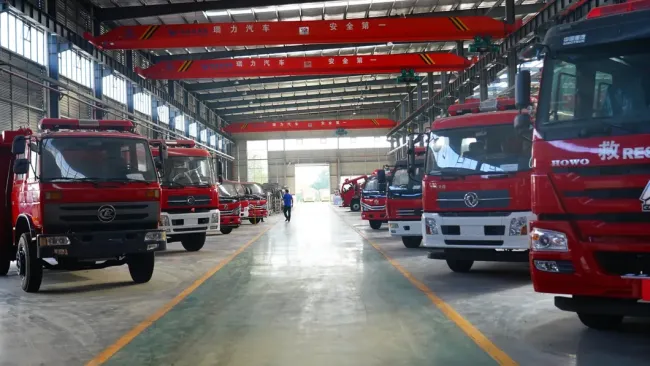 Hot Sale 10-12ton Dongfeng 4X2 Water Sprinkler Tank Truck China Wrecker Truck Auto Car