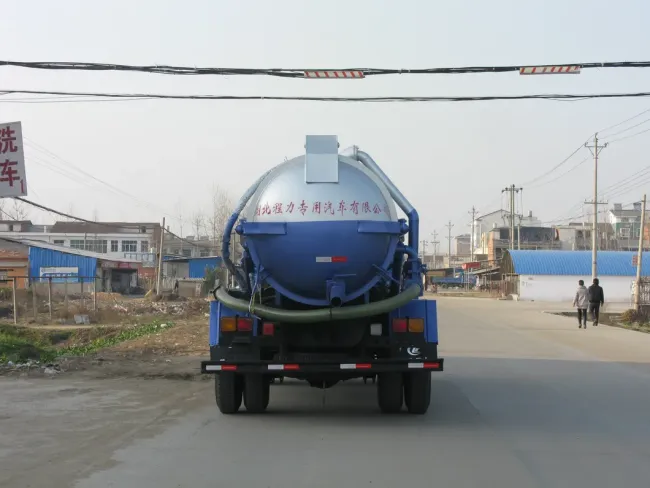8000 Liters Waste Vacuum Cleaning Sewage Suction Tank Truck