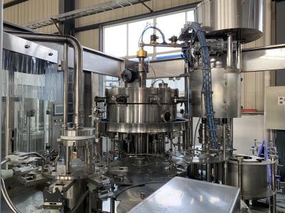 China Kundengebundene kleine Flasche 1000BPH karbonisierte Getränk-Füllmaschine für Flasche des Plastik200-2000ml zu verkaufen