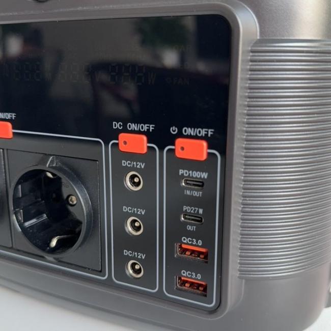 Outdoor Mobile Power Solar Generator 600W Lithium-Ion Battery Power Station