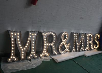 Cina La lettera di nozze illuminata LED accende il SIG. & SIG.RA, grandi lettere del metallo con le luci in vendita