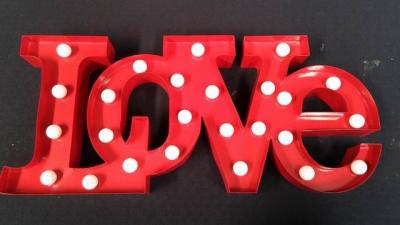 Cina Il carnevale dell'interno delle lettere di amore LED accende le lettere dell'alfabeto per la parete decorativa in vendita