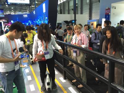 China Slimme batterij in werking gestelde Seatless Unicycle, het Zelf In evenwicht brengen Elektrische Unicycle van Onewheel Te koop