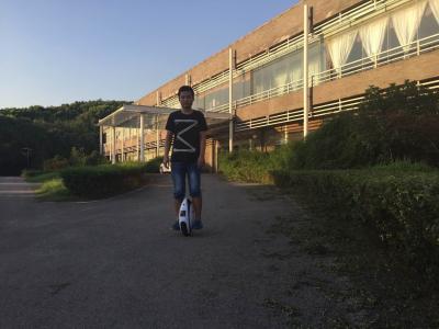 China Draagbare Zelf In evenwicht brengend Één Wiel Elektrische Autoped Seatless Unicycle met Opleidingswiel Te koop