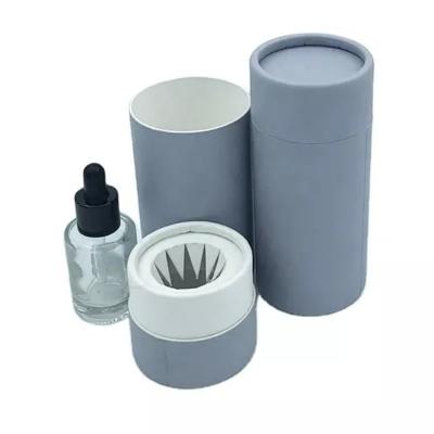 Cina I tubi di cartone cosmetici delle bottiglie profumano i contenitori d'imballaggio di cilindro con l'inserzione di carta in vendita
