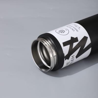 Chine 304 acier inoxydable japandi style de design 550 ml flacon à vide à double paroi avec poignée à vendre