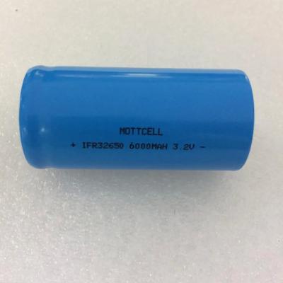 Cina 3.2V Lifepo4 Li Ion Cylinder Batteria al litio Cella 32700 32650 5000mAh 6000mAh in vendita