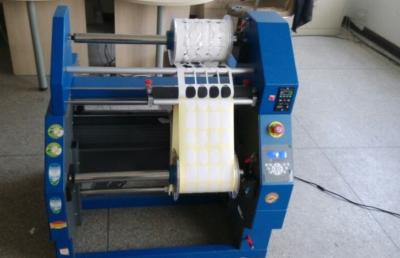 Cina Rotolo automatico della taglierina dell'etichetta di Digital per rotolare versione con CA 100V per tagliare i generi differenti di etichetta in vendita