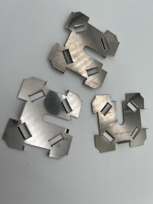 中国 シリコンスチールラミネートシートスプリングクリップ 精密金属スタンプクリップ 堅牢なコア固定 振動防止 簡単に組み立てられる モーターとトランスフォーマー 販売のため