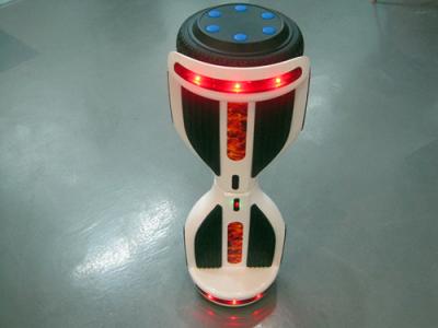 中国 BT および LED Hoverboard 2 は自己のレクリエーションのための LED の車輪が付いているバランスをとるスクーター 6.5 のインチ 350W ブラシレス モーターを動かします 販売のため