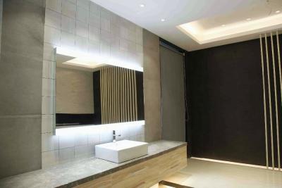Cina Luce specchio da bagno a led decorativa personalizzata con altoparlante musicale e forma rettangolare in vendita