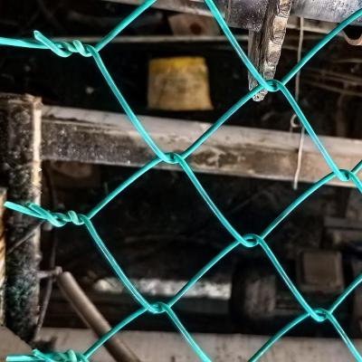 Cina Rotolo di rete metallica zincata e rivestita in PVC per recinzione a maglia sciolta per giardino e stadio in vendita