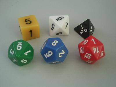 Cina Il gioco da tavolo acrilico Polyhedral su ordinazione taglia il colore a cubetti rosso verde blu giallo in vendita