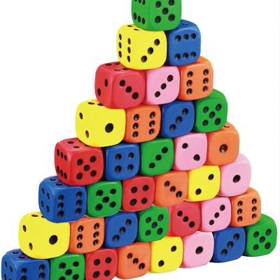 Cina Il gioco da tavolo molle della schiuma taglia i cubi a cubetti a 2,5 pollici variopinti assortiti dei dadi della schiuma in vendita