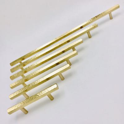 Cina Hot sale Hammer pattern bedroom furniture handles and knobs single hole T-bar in vendita