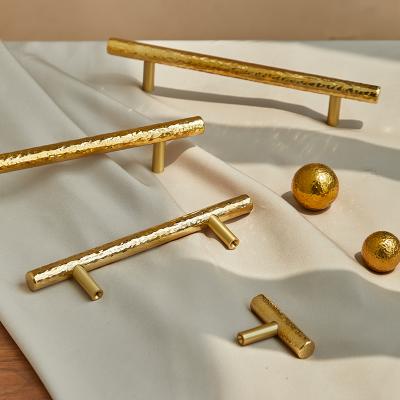 Cina High quality hammer pattern bedroom furniture handles and knobs single hole T-bar in vendita