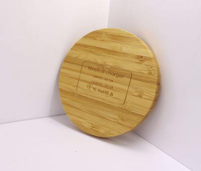 Cina piatto di carico Iphone della stazione del cuscinetto della radio di bambù di legno di 5v 2a 10w QI in vendita