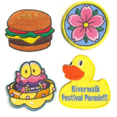 Cina Logo Embroidery Badges Patch Iron su ordinazione On/Sew sopra per l'abbigliamento del rivestimento delle borse in vendita