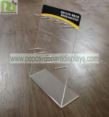 中国 反対のライターPOSの金属のホックが付いている明確なアクリルのパンフレットのホールダーの耐久財 販売のため