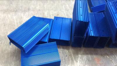 Cina CNC anodizzato blu che perfora l'anticorrosivo di alluminio di recinzione espulso 6061 in vendita