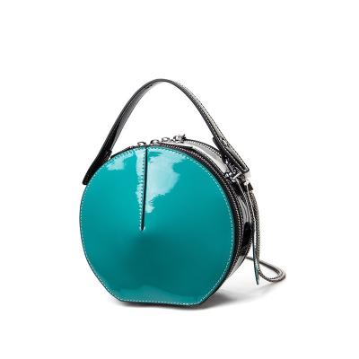 Chine Bourse noire de sac d'embrayage de cuir verni de soirée ronde véritable de baril à vendre