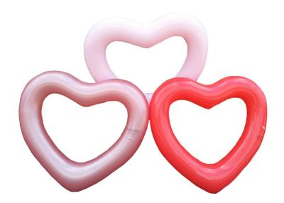 China De opblaasbare Zwemmende Ring van pvc van de Liefdevorm voor Volwassenen 1 Jaargarantie Te koop