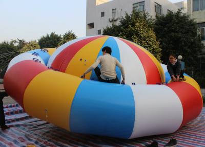 China Het grote Speelgoed van de Spinnersatur van het Regenboog Opblaasbare Water met Pomp voor de Zomer Te koop
