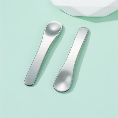 Chine 304 Cuillère de crème pour les yeux en acier inoxydable Mini spatules pour les yeux Massages pour soins de la peau des yeux à vendre