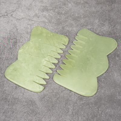 중국 맞춤형 로고 M 모양 Jade Gua Sha 돌 머리 마사저 머리의 건강 관리 및 미용실 두피 마사지 판매용