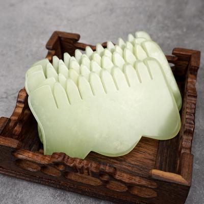 중국 맞춤형 로고 M 모양 Jade Gua Sha 돌 머리 마사저 머리의 건강 관리 및 미용실 두피 마사지 판매용