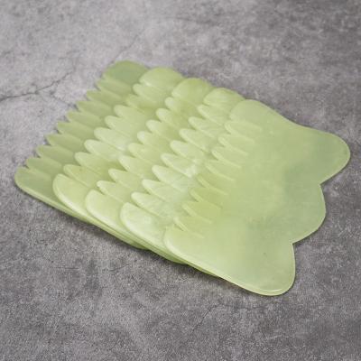 중국 맞춤형 로고 M 모양 Jade Gua Sha 돌 머리 마사저 머리의 건강 관리 및 미용실 두피 마사지 판매용