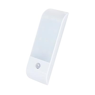 Cina Lampada notturna a LED per armadio con porta di ricarica USB PIR e mini design ultra-sottile in vendita