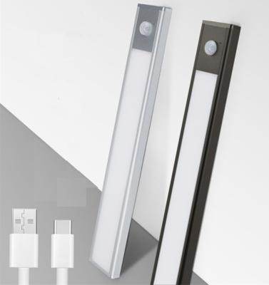 Cina Lampada portatile con spazzatura a mano e induzione PIR Efficienza luminosa 82lm/w in vendita
