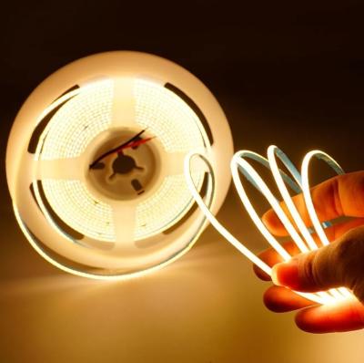 Cina DC 12V 24V 5V Ultra Narrow 3mm Dotless COB LED Strip Light per illuminazione flessibile in vendita