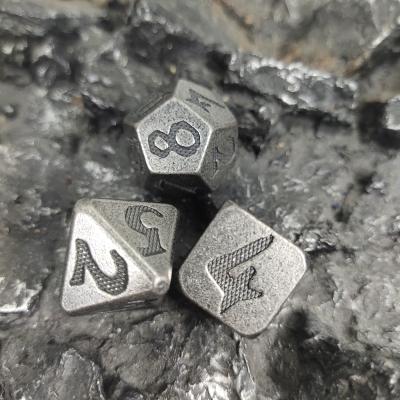 Cina Metal Anti wear Hand Carved For Dungeon And Dragon Metal Gaming Dice Manual in vendita