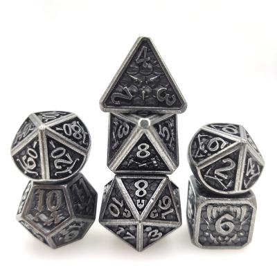 Cina Waterproof Sharp Edged Metal RPG Dice Set 7 Piece Practical Sturdy Polyhedral Black And White Color in vendita