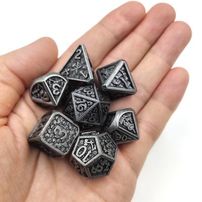 Cina Tabletop Games Antiwear Durable Liquid Filled Dice Set Glow In The Dark Dice in vendita
