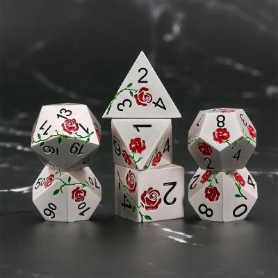 Cina Engraved HD Dice Red Rose Electroplated Silver Metal Dice For RPG Game in vendita