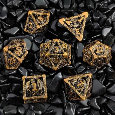 Cina Hollow Multi Face Metal Dice Set D20 Sharp Cut Flying Dragon Budemen'S God in vendita