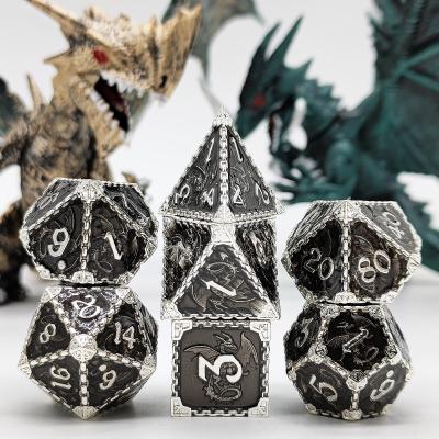 Cina Multi -Faceted Metal RPG Dice Flying Dragon Solid Smooth Dragon DND in vendita