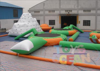 Cina Bianco di galleggiamento gonfiabile commerciale di verde di divertimento del parco dei giochi dell'acqua in vendita