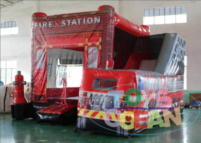 Cina Buttafuori gonfiabili rossi commerciali 5x5m combinati dell'automobile della caserma dei pompieri con lo scorrevole in vendita