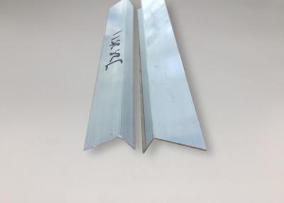 Chine L'extrusion en aluminium de finition résistant à l'acide de moulin, saupoudrent l'angle en aluminium enduit à vendre