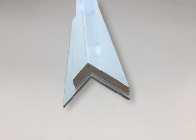 Chine L'extrusion en aluminium de finition résistant à l'acide de moulin, saupoudrent l'angle en aluminium enduit à vendre