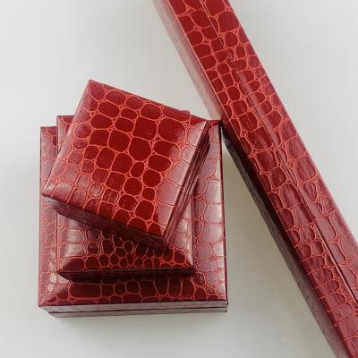 Китай Дисплей Bangle серьги кольца ювелирных изделий запястья коробки красного подарка бумаги вставки крокодила мягкого упаковывая продается