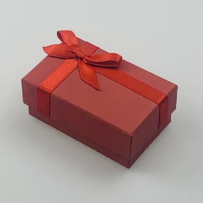 Китай Коробка красного бумажного подарка прямоугольника упаковывая с вставкой пены ленты для ювелирных изделий конфеты продается