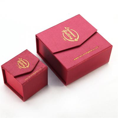 China Van de de Giftdoos van de magneet Rood Armband het Fluweeltussenvoegsel Ring Earring Jewelry Packaging Te koop