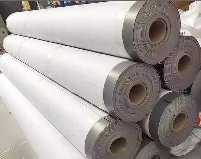China PVC Single Ply Waterdicht Membraanplaat Vlee Backed Top-notch-oplossing voor platte dakbedrijven Te koop
