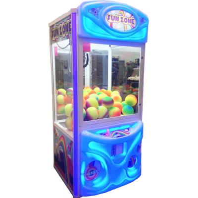 Cina Capacità 114 kg Mini Claw Crane Machine per giocattoli di peluche personalizzato e età 8 anni in vendita